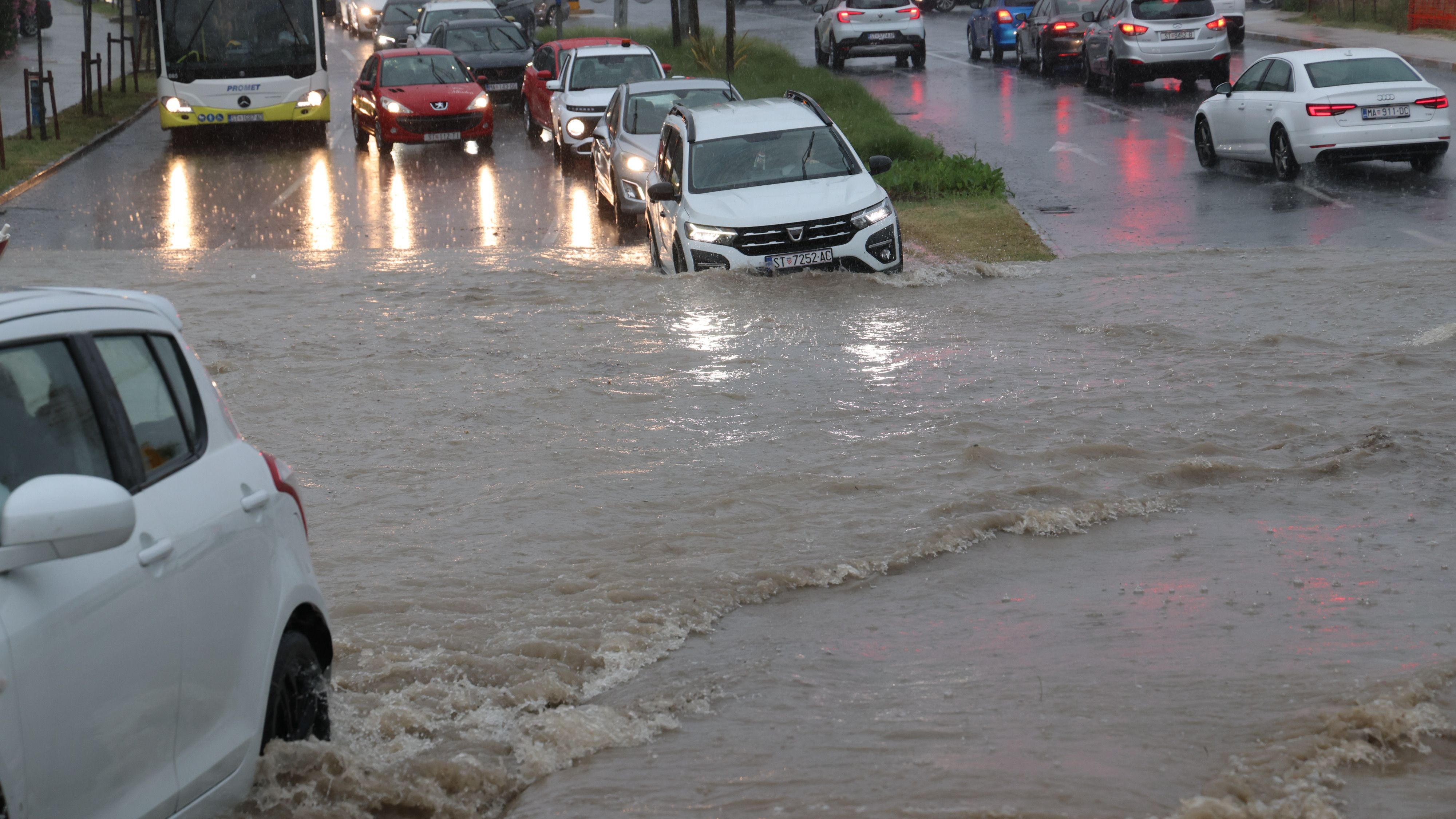 Nevrijeme pogodilo Split: Bujice poplavile ulice, saobraćaj otežan