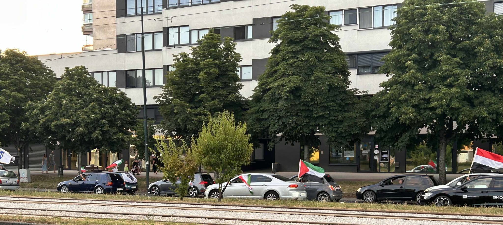 Automobili sa zastavama prošli Sarajevom: Organizovan skup podrške za ...