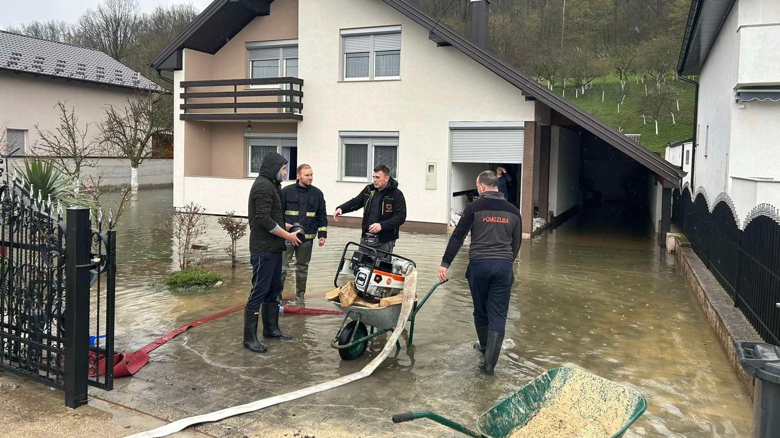 Kad god su građani u nevoljama, pojavi se Pomozi.ba: U selu Trnova ...