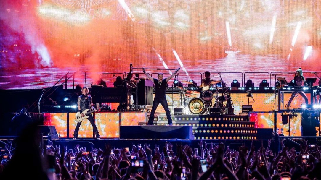 Više od tri sata rok spektakla na Ušću: Guns n’ Roses održali koncert ...