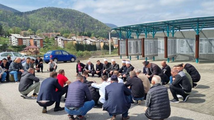 Obilježavanje godišnjice stradanja Bošnjaka Vlasenice na mezarju Rakita