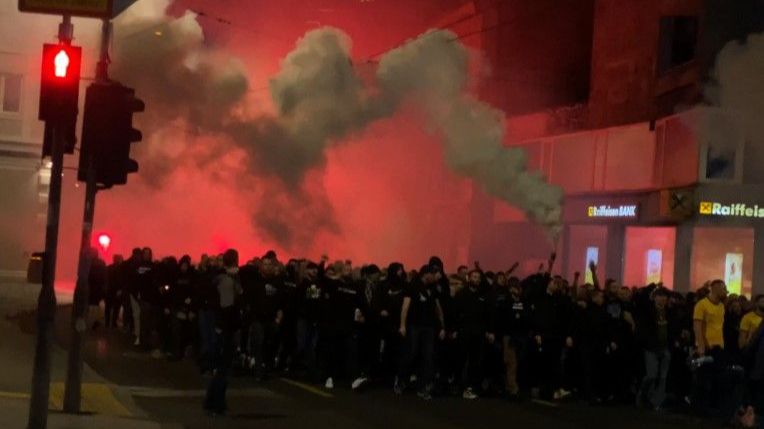 Video / "Manijaci" u korteu krenuli prema Koševu, Željezničar će imati ...