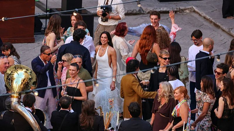 Pop zvijezda Dua Lipa i glumac Kalum Tarner priredili raskošno svadbeno ...