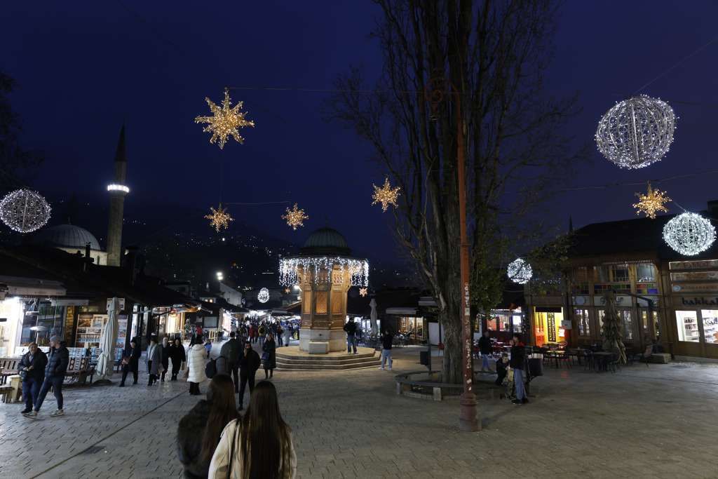 Završeno ukrašavanje Sarajeva pred nadolazeće praznike