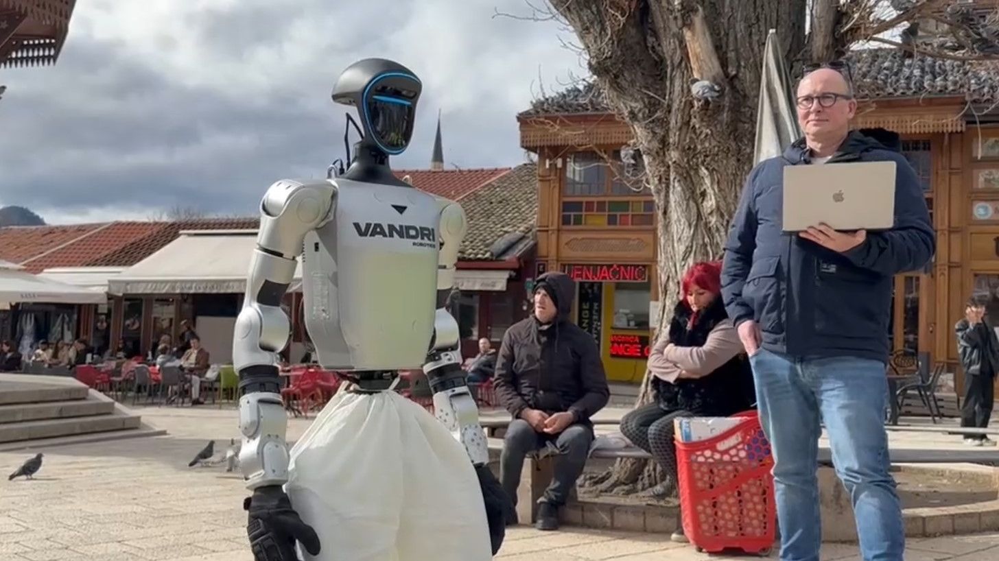 Robot Roby stigao i u Sarajevo: Hvalio ćevape i plesao uz stihove ...
