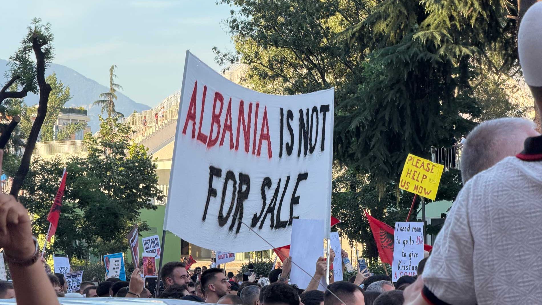 Demonstranti u Albaniji uklonili ogradu s gradilišta turističkog kompleksa