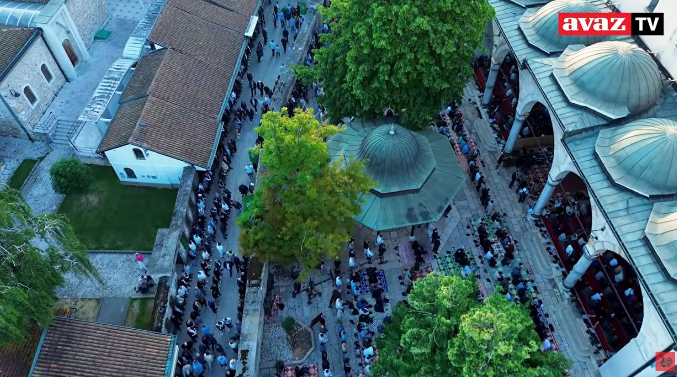 Snimak iz zraka / Stotine vjernika klanjalo bajram-namaz u Gazi Husrev ...