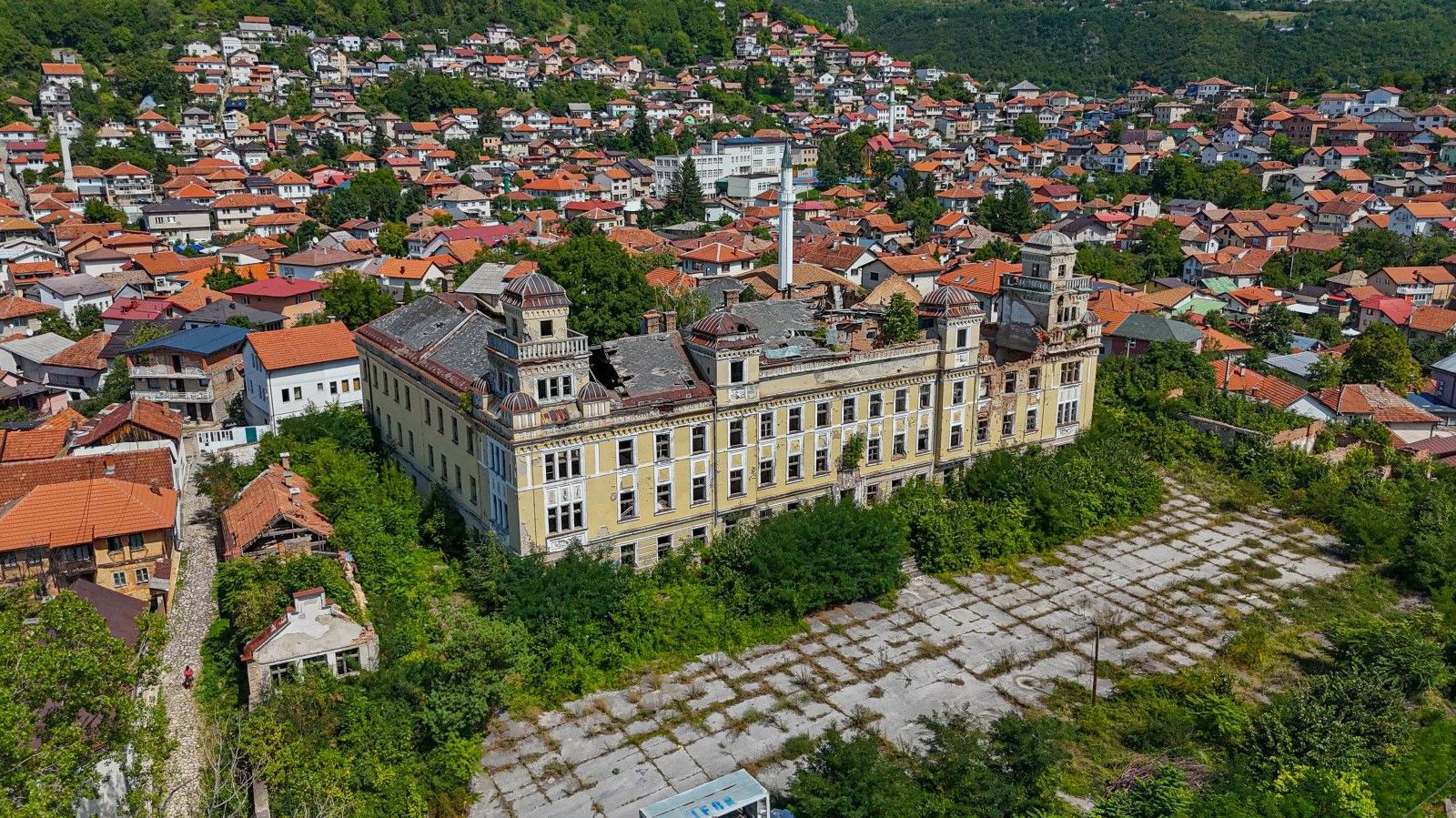 Snimak iz zraka / Iz ruševine u hotel: Kasarna "Jajce" budi novi Stari Grad