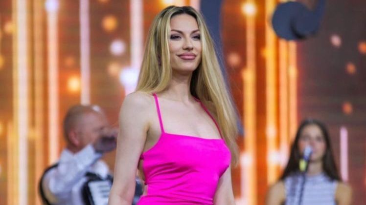 Šok na nastupu, pjevačica van sebe: Žena iz strasti skočila na nju i ...