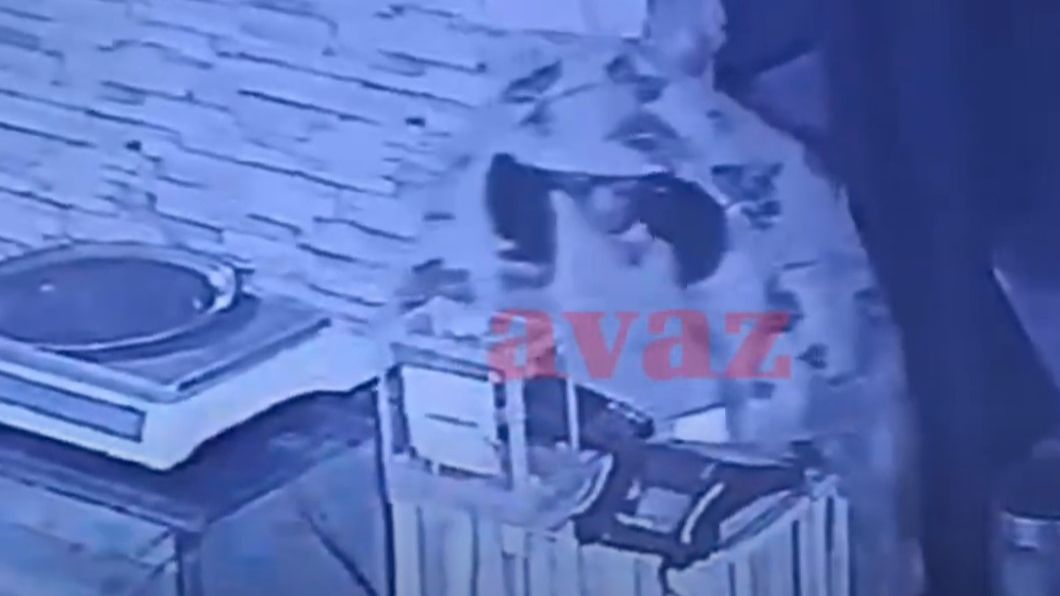 Pogledajte kako je lopov sa dekom na glavi opljačkao buregdžinicu u ...