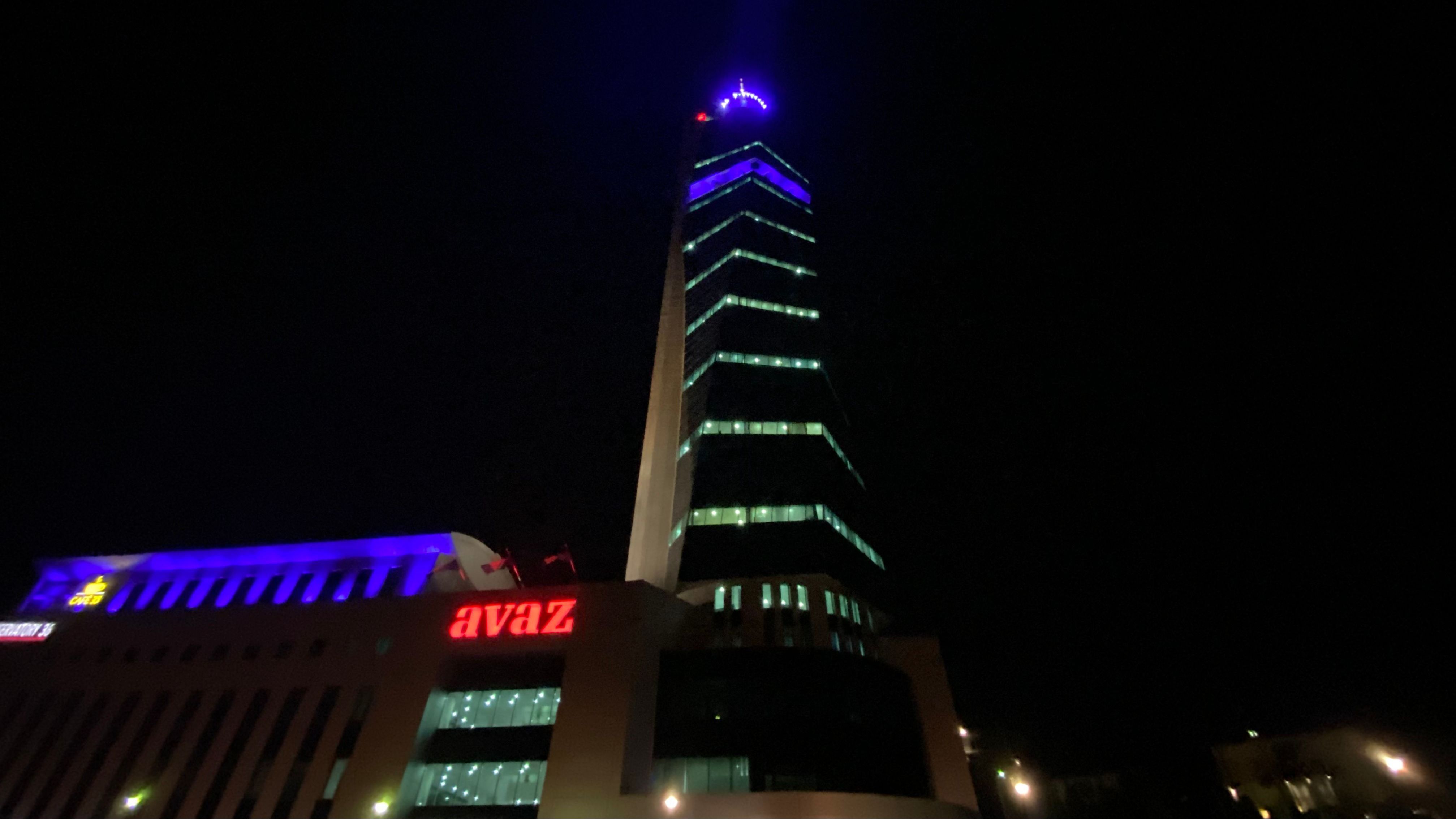 "Avaz Twist Tower" u plavoj boji u znak podrške osobama s autizmom