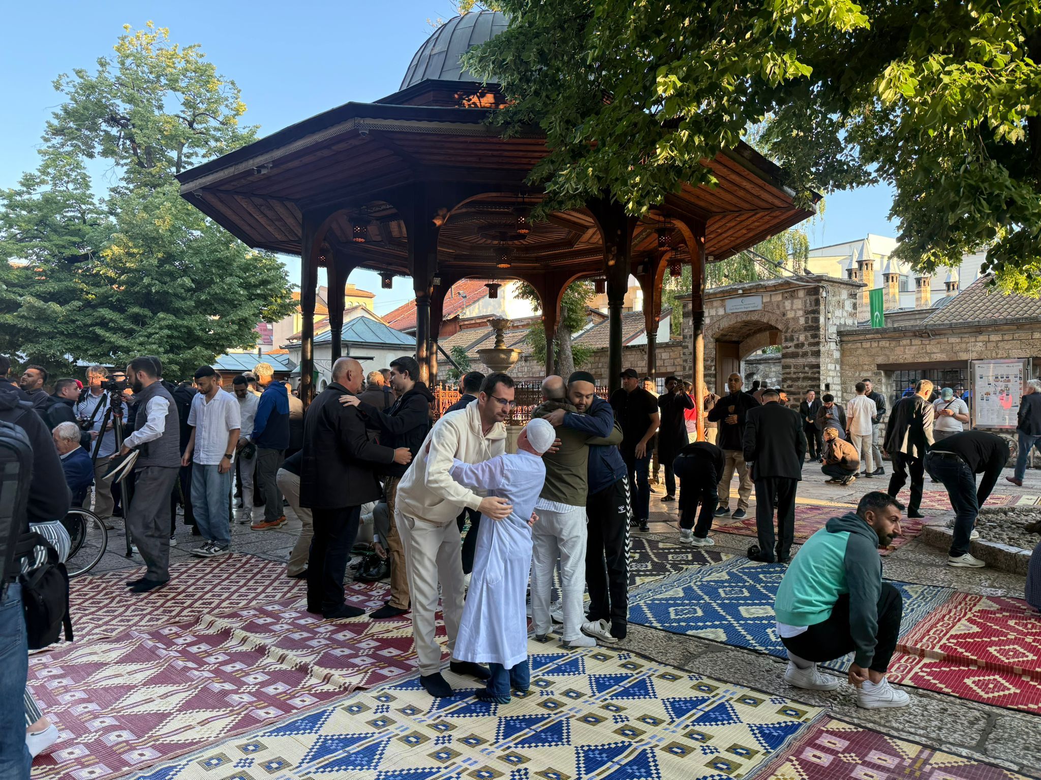 U dobrom raspoloženju i sa osmijesima na licima: Vjernici jedni drugima ...