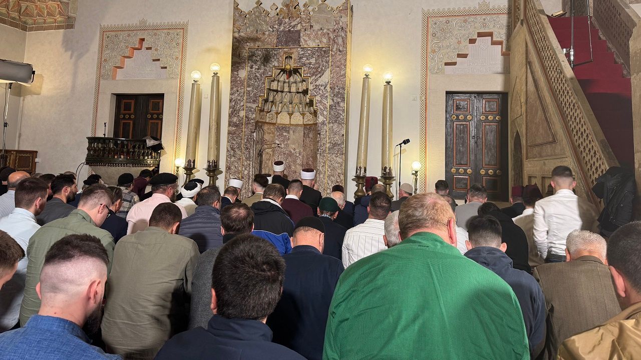 Noć sudbine i milosti: Muslimani u Gazi Husrev-begovoj džamiji ...