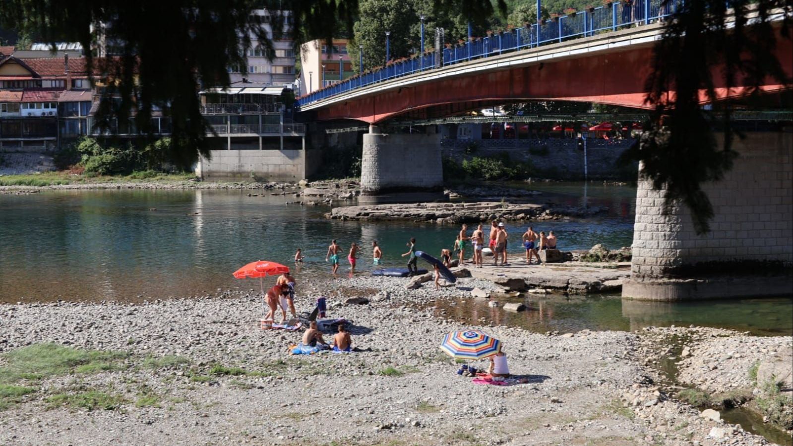 Video / Hladna Drina nudi pravo osvježenje: Plivaju samo najhrabriji ...