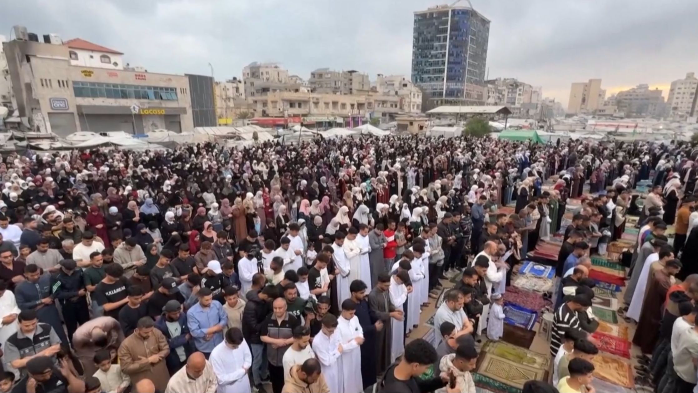 Bajram u Gazi: Palestinci klanjali namaz uprkos napadima iz Izraela